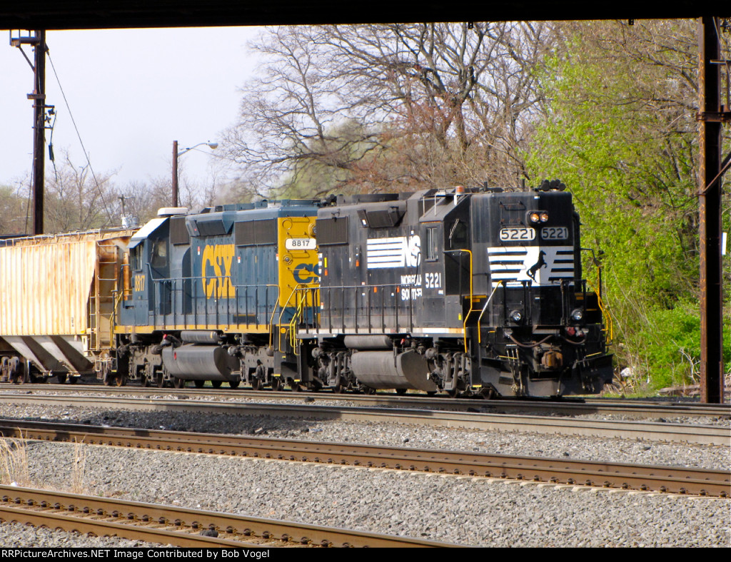 NS 5221 and CSX 8817